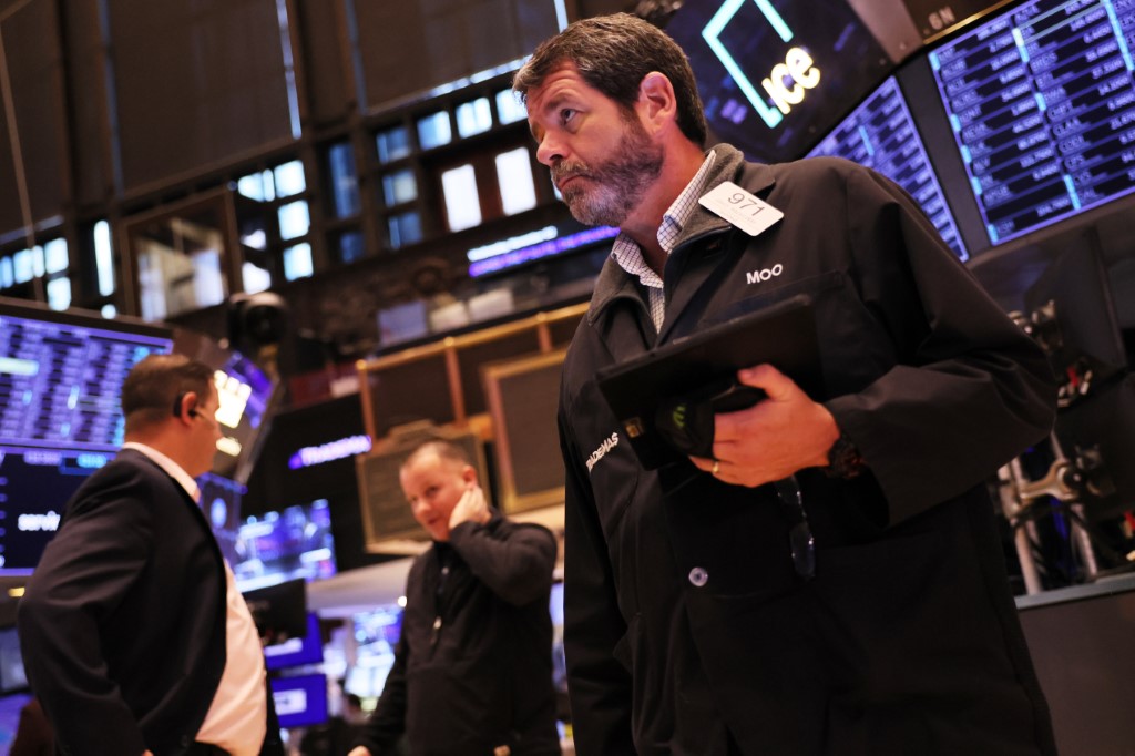 Dow Loses 700 Points After Fed Chief's Comments On Rate Hikes