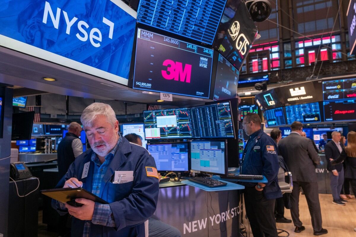 Dow Sinks Nearly 500 Points To New 6-Month Low