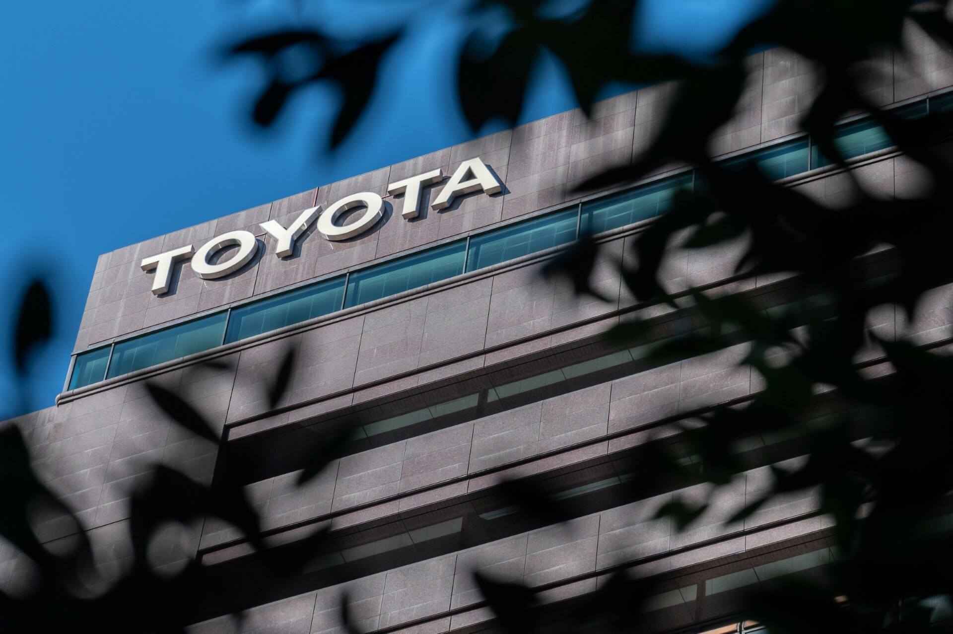Toyota’s Q2 Operating Profit Falls 25%, Lowers Output Target