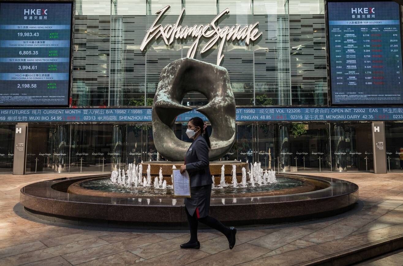 Asian Stocks Drop After Moody's Downgrades US Credit Rating