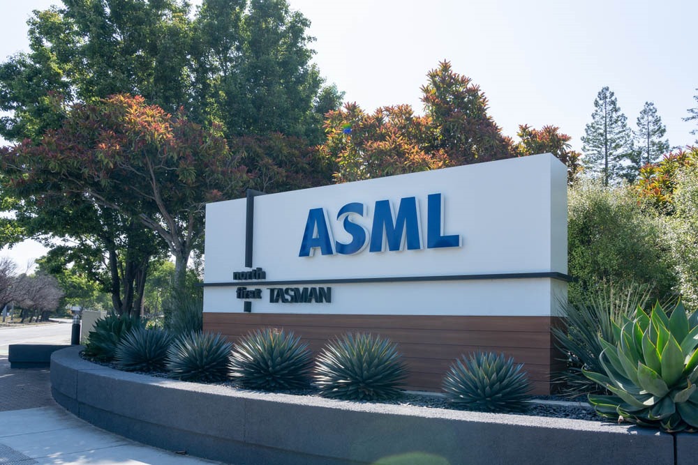 ASML's Full-Year Net Income Edges Down To $7.9B
