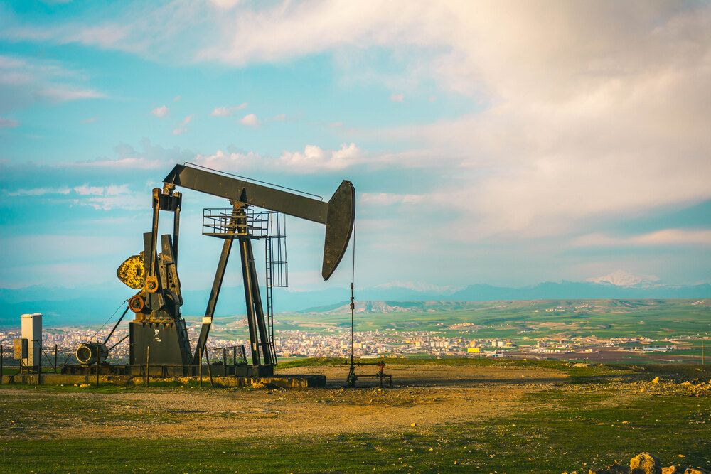 Oil Posts Weekly Decline Amid Tariff Concerns, Potentially Higher Supply