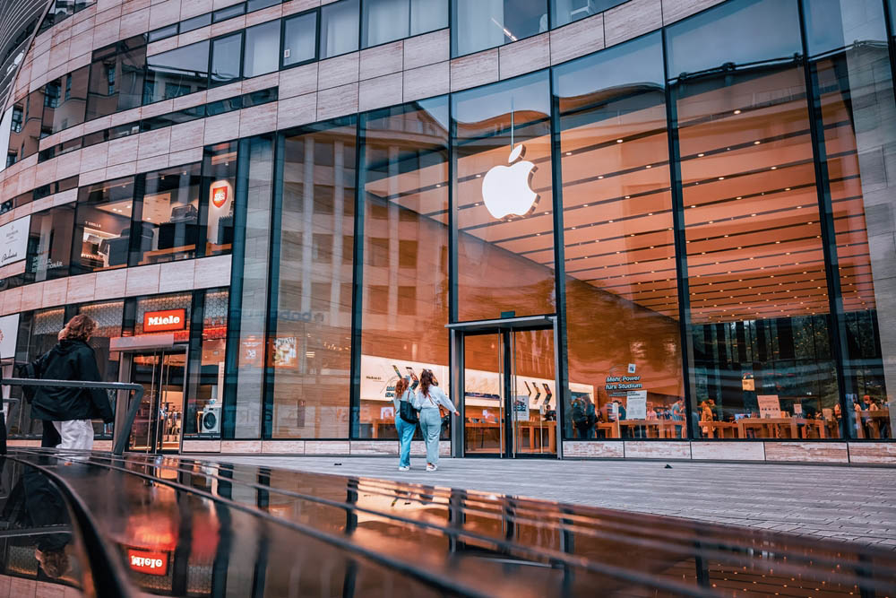 Apple Shares Fall Nearly 2% Over Potential IPhone Shipment Decline