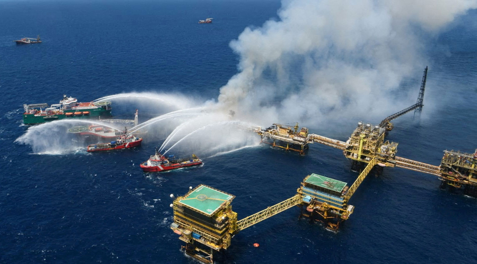 Mexico's Pemex Reports Fatal Fire, 700,000 Barrels Of Crude Oil ...