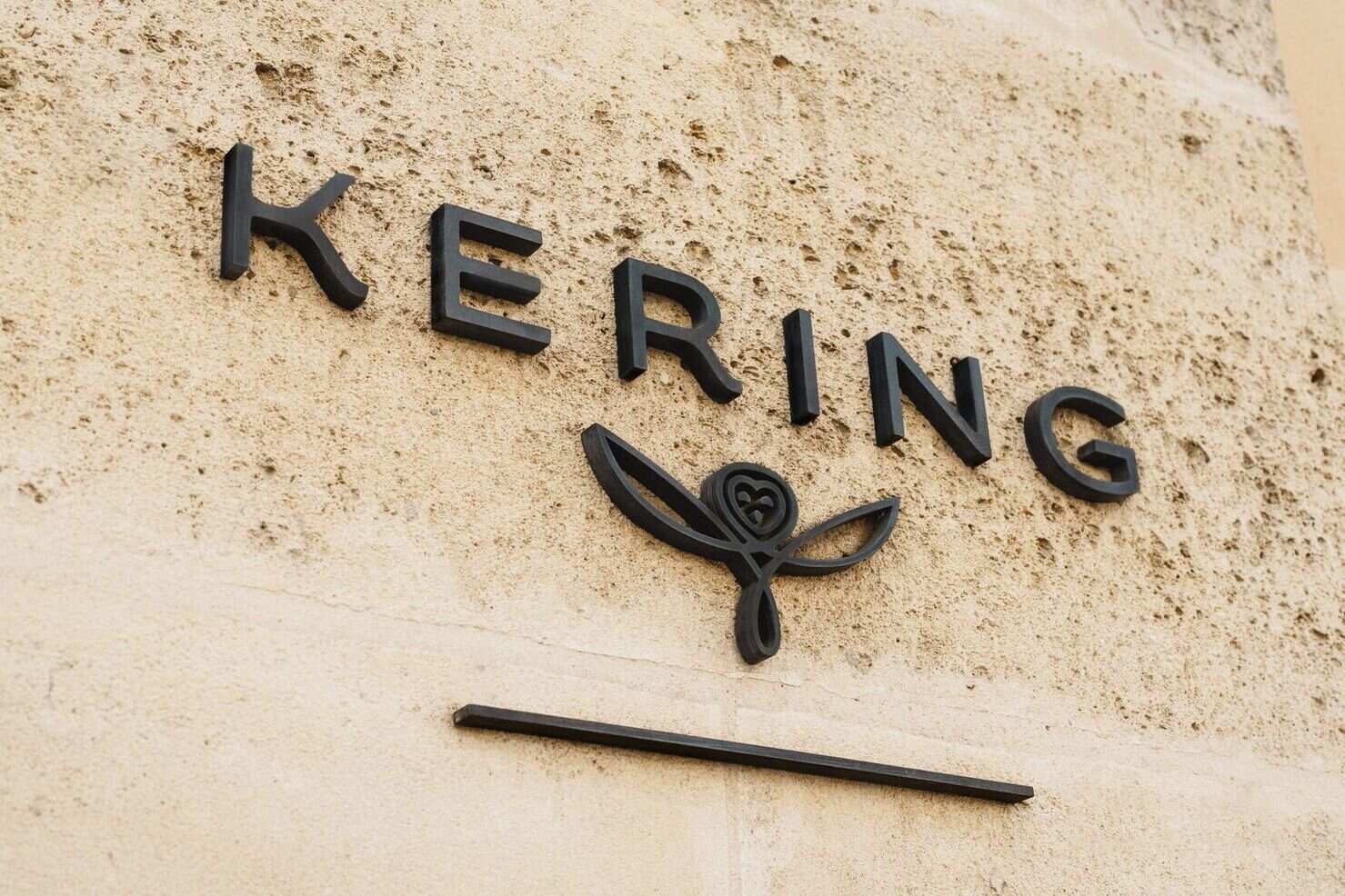 شركة Kering الفرنسية تستحوذ على 30% من Valentino ضمن شراكة مع ميهوله القطرية